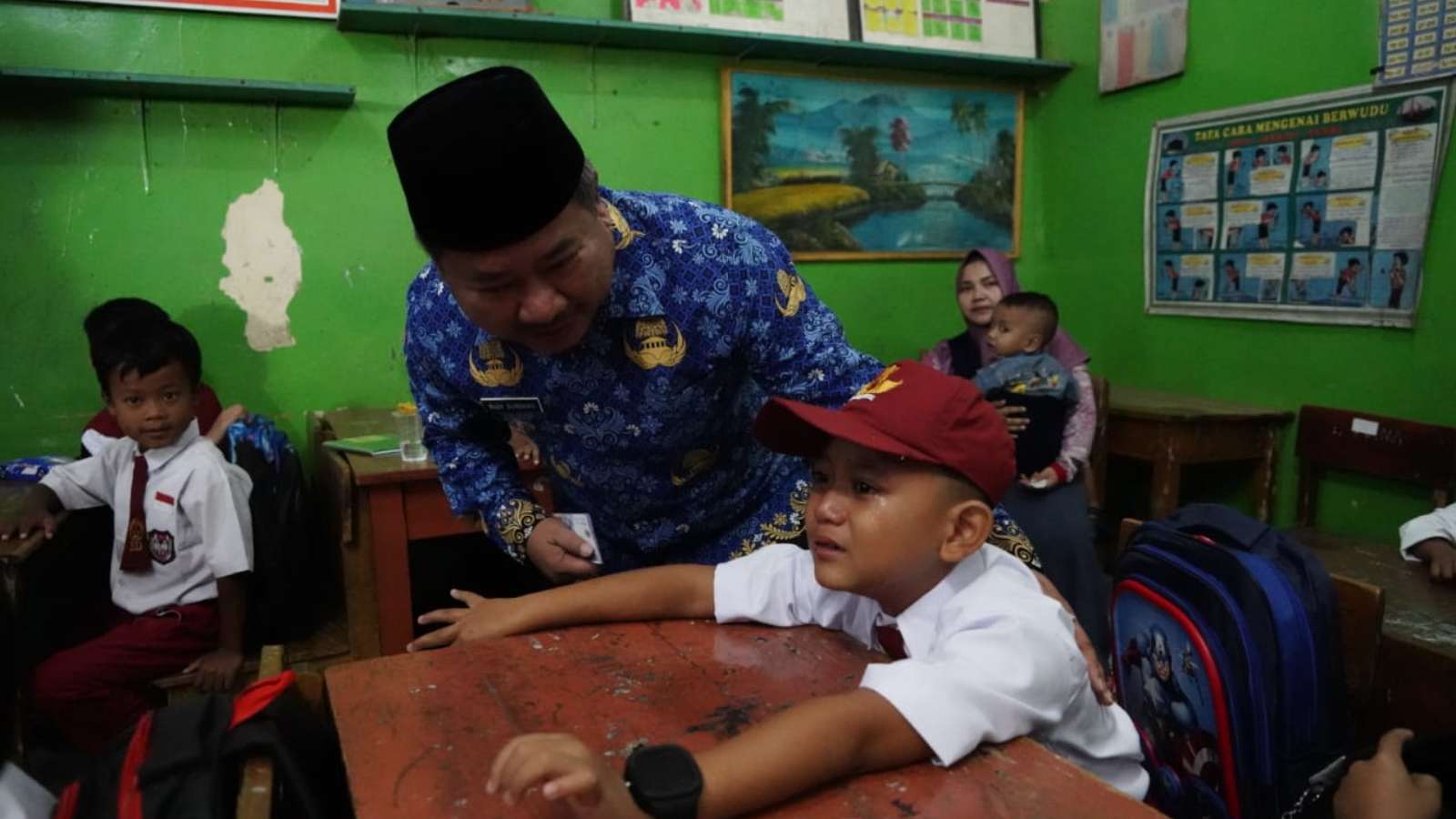 Bupati Garut Lakukan Kunjungan di Hari Pertama Masuk Sekolah Bupati Garut Lakukan Kunjungan di Hari Pertama Masuk Sekolah