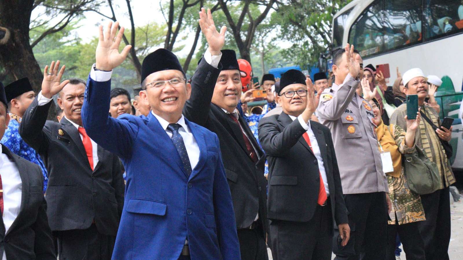 Lepas Jemaah Haji, Pj Bupati Bekasi Berpesan Jaga Kesehatan dan Ikuti ... Lepas Jemaah Haji, Pj Bupati Bekasi Berpesan Jaga Kesehatan dan Ikuti ...