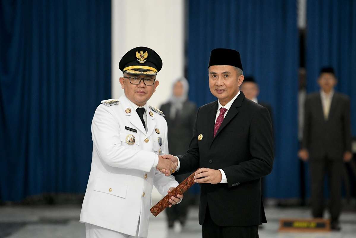Bey Machmudin Lantik Ade Zakir Hasim sebagai Penjabat Bupati Bandung Barat Bey Machmudin Lantik Ade Zakir Hasim sebagai Penjabat Bupati Bandung Barat