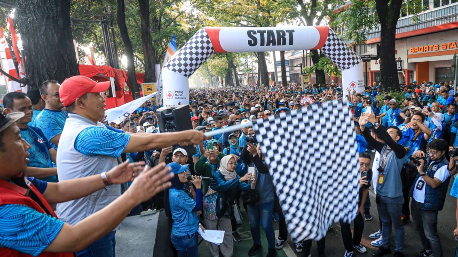 Peringati Hari Donor Darah Sedunia, Ribuan Warga Ikuti Gerak Jalan ... Peringati Hari Donor Darah Sedunia, Ribuan Warga Ikuti Gerak Jalan ...