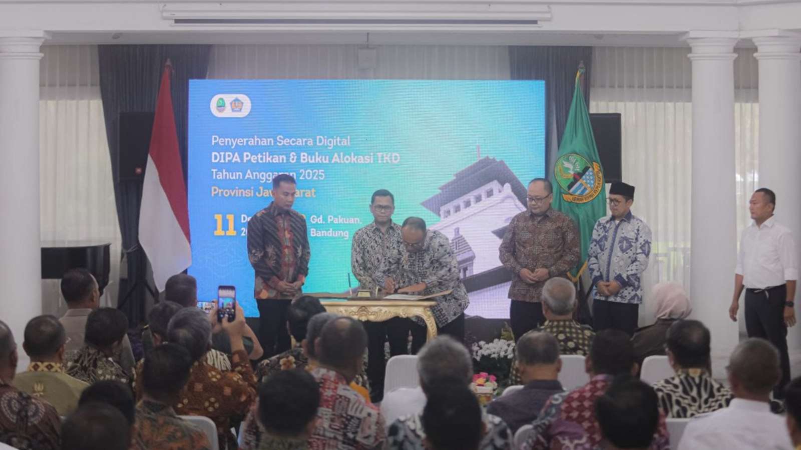 Pemda Kota Bandung Terima DIPA Petikan dan Buku Alokasi TKD 2025