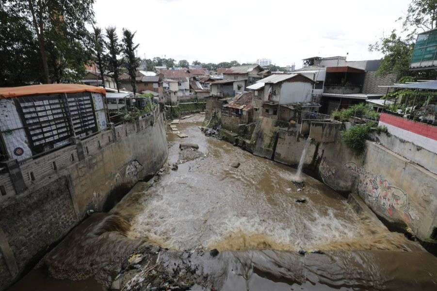 Bandung City Government Repairs Cikawao Floodgate to Prevent Flood Risk